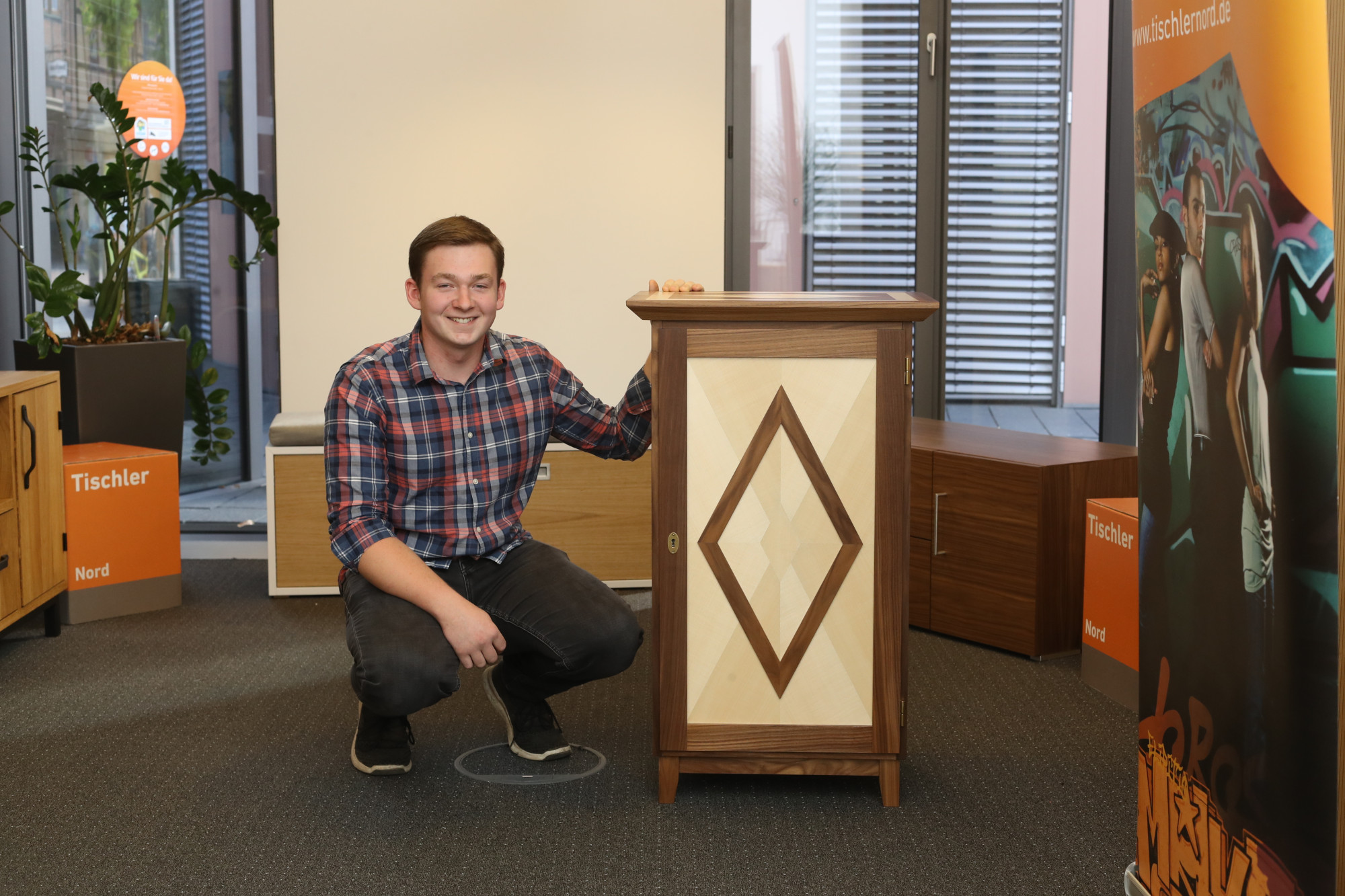 Jetzt habe ich für mein Hobby eine Fachausbildung: Die Tischler Gabriel Stenzig und Michael ...